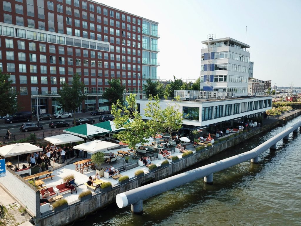 Vooges aan ’t IJ: Modern café-restaurant aan het water